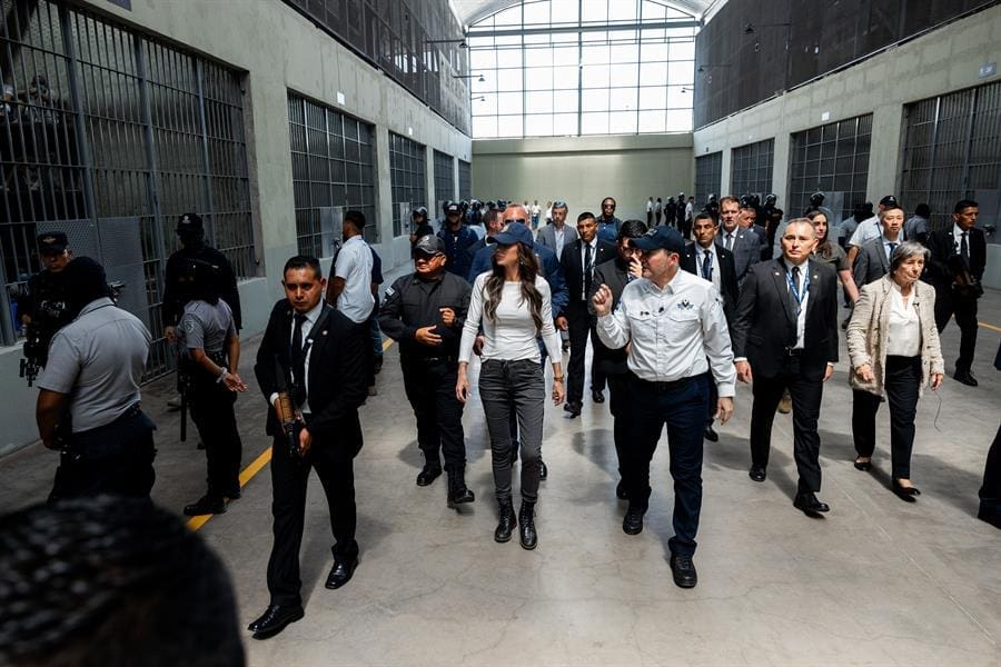 DHS Chief Kristi Noem checks Salvadorian prison!